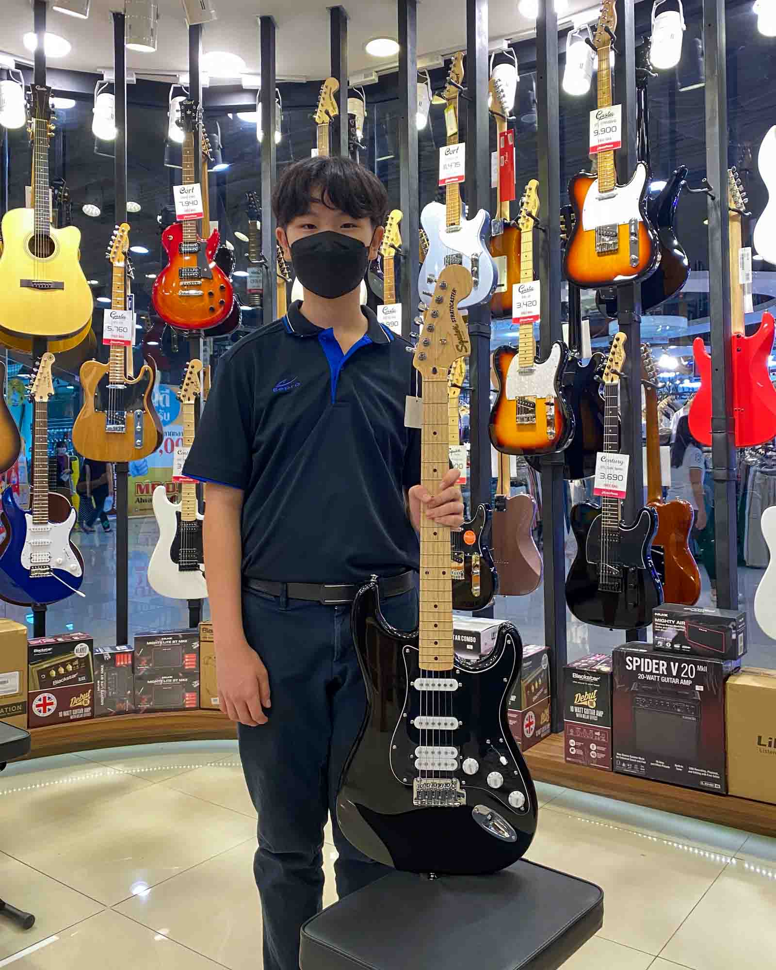 Squier FSR Affinity Series Stratocaster HSS Black Limited Edition ...